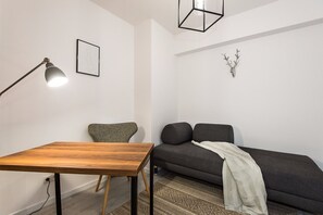Apartamento Nobre | Sala de estar | Televisor, lareira 