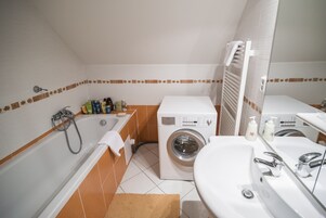 Apartamento Deluxe | Casa de banho | Uma banheira, toalhas fornecidas, papel higiénico 