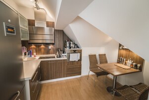 Apartamento luxo | Cozinha privada | Geladeira, micro-ondas, fogão, cooktop