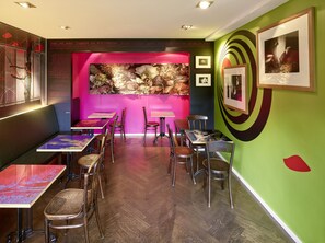 Café da manhã feito na hora todos os dias mediante uma taxa