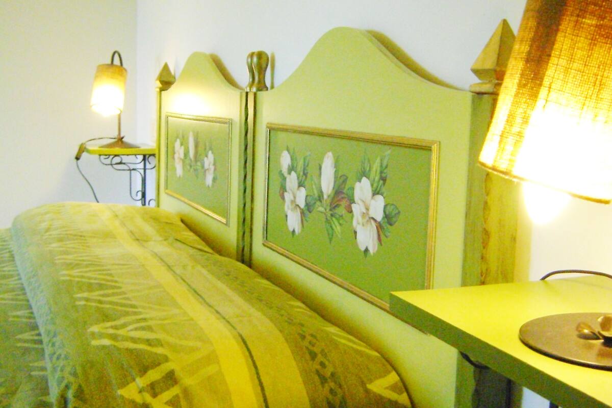 Quarto triplo | Cofres nos quartos, escrivaninha, espaço de trabalho para notebook