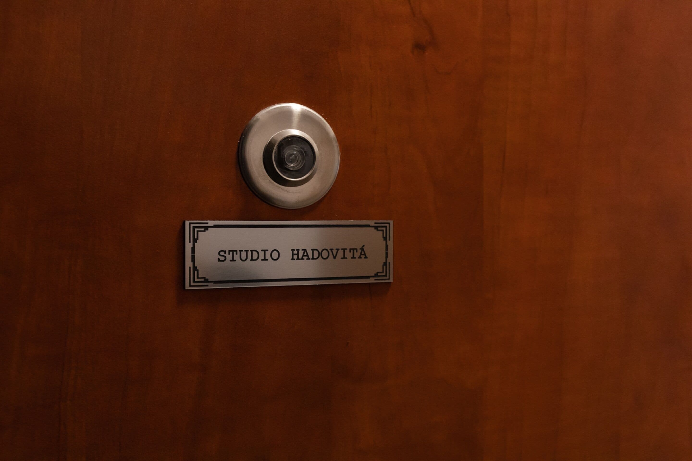 Uma porta com uma placa que diz 'STUDIO HADOVITÁ'.