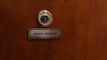Uma porta com uma placa que diz 'STUDIO HADOVITÁ'.