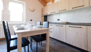 Apartamento, 1 quarto | Refeições no quarto