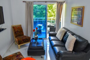 Apartamento Superior, 2 quartos, cozinha | Sala de estar | TV de ecrã plano 