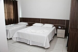 Quarto casal | Frigobar, cofres nos quartos, escrivaninha, cortinas blackout