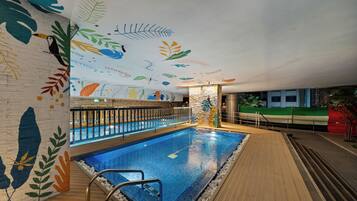 Piscina exterior, da(s) 8:00 à(s) 20:00, guarda-sóis, espreguiçadeiras