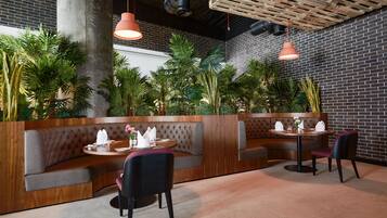 Pequeno-almoço tipo buffet diário (50 AED por pessoa)