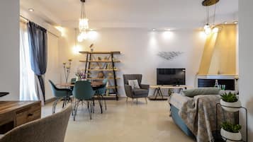 Apartamento superior | Área de estar | TV de tela plana