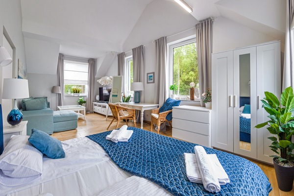 Cabine (1) | 4 quartos, secretária adequada para computadores portáteis