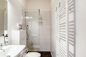 Quarto casal luxo | Banheiro | Chuveiro, secador de cabelo, toalhas de banho, sabonete