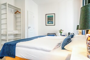 Quarto Duplo Deluxe | Secretária, cortinas/cortinados opacos, Wi-fi grátis 