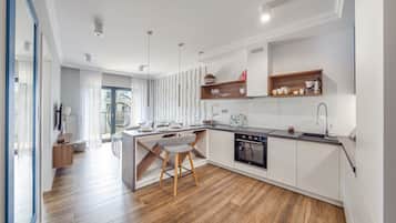 Apartamento (20 - ul. Kaprala Koniecznego 7C) | Kitchenette privada | Um frigorífico, uma placa de cozinha, uma chaleira elétrica