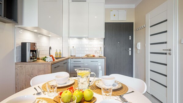 Apartamento (31 E Gold) | Cozinha privada | Um frigorífico, uma placa de cozinha, uma chaleira elétrica 