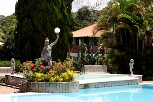 Piscina interna, 2 piscinas externas, barracas de cortesia, guarda-sóis