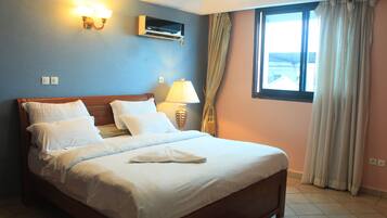 Apartamento, 2 quartos | Cofre no quarto, secretária, cortinas/cortinados opacos