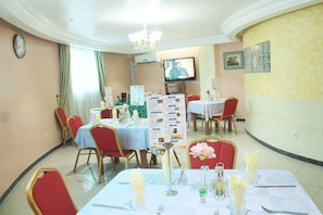 Café da manhã, almoço e jantar; local e internacional