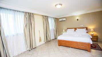 Apartamento, 2 quartos | Cofre no quarto, secretária, cortinas/cortinados opacos