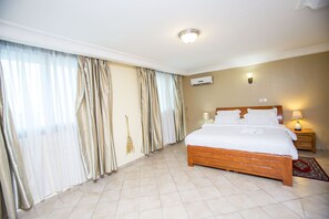 Apartamento, 2 quartos | Cofres nos quartos, escrivaninha, cortinas blackout