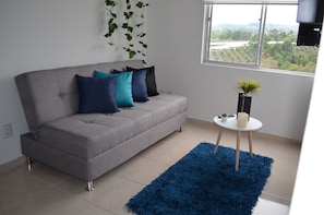 Apartamento | Sala | Televisor de ecrã plano de 24 polegadas com canais por cabo, televisor 