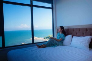 Apartamento superluxo, 2 quartos, cozinha americana, vista para a praia | Roupas de cama premium, edredons de pluma