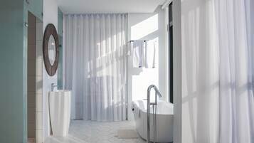 Quarto casal luxo | Banheiro | Banheira e chuveiro separados, secador de cabelo, toalhas de banho