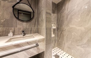Signature Royal Suite Family Twin | Casa de banho | Uma combinação polibã/banheira, uma banheira de imersão total 