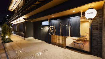 Fachada da propriedade à noite