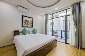 Quarto luxo, sacada | Frigobar, quartos à prova de som, Wi-Fi de cortesia, roupa de cama