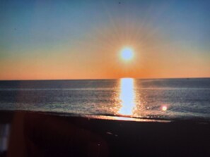 Na praia, areia preta, barracas de praia (sobretaxa), espreguiçadeiras 