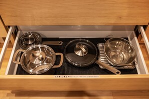 Um frigorífico/congelador grande, um micro-ondas, uma placa de cozinha 