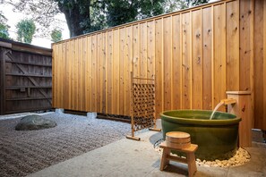 Quarto Tradicional, vista para o jardim (Private Open-air Bath, ORI) | Casa de banho | Artigos de higiene pessoal grátis, um secador de cabelo, chinelos 