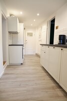 Apartamento | Cozinha privada | Um frigorífico/congelador grande, um forno, uma placa de cozinha 