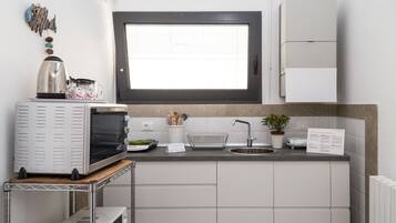 Apartamento, 1 quarto | Kitchenette privada | Um frigorífico/congelador grande, um micro-ondas, um forno