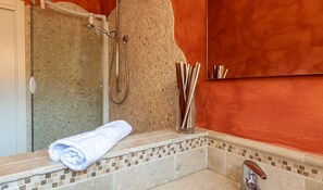 Apartamento, 1 quarto | Banheiro | Chuveiro/banheira combinados, chuveiro com efeito de chuva