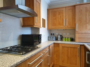 Geladeira grande, micro-ondas, fogão, cooktop