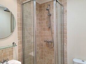 Apartamento Clássico, 2 quartos | Duche na casa de banho