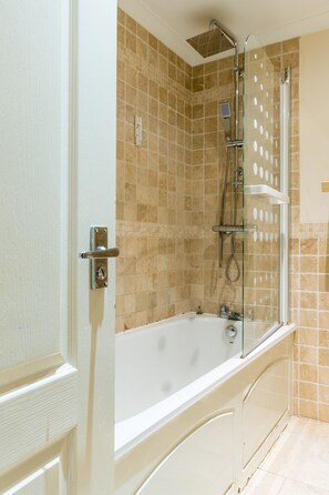 Apartamento standard, 2 quartos | Chuveiro