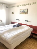 Quarto Duplo Básico | Secretária, cortinas/cortinados opacos, ferro/tábua de engomar 