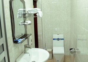 Quarto luxo | Comodidades do banheiro | Toalhas de banho, sabonete, papel higiênico 