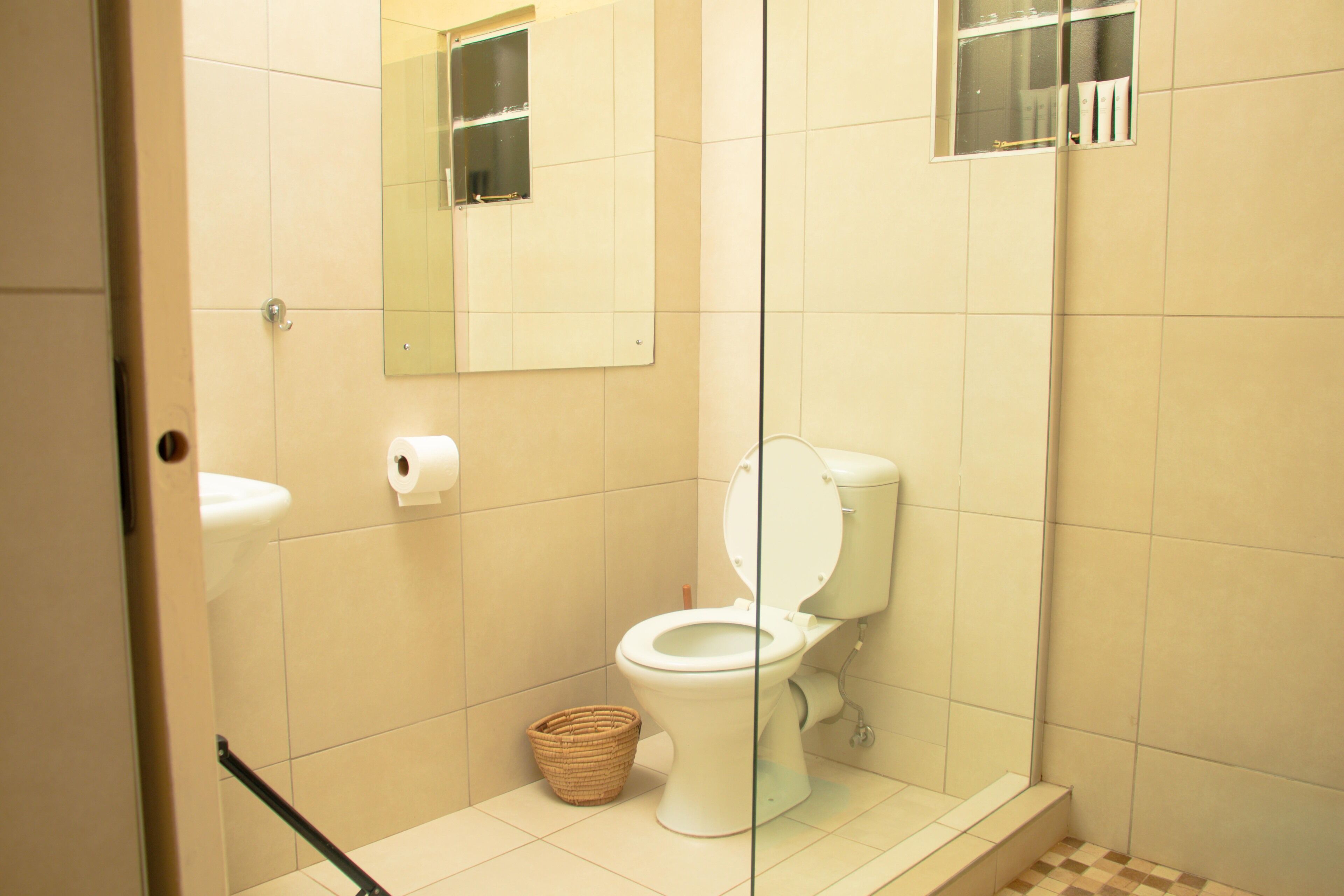 Quarto Duplo Standard | Casa de banho | Um polibã, um chuveiro fixo, artigos de higiene pessoal grátis 