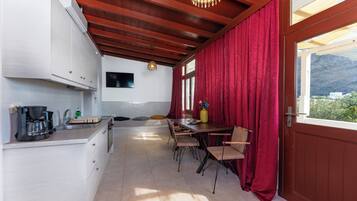Roupa de alta qualidade, cofre no quarto, com decoração personalizada