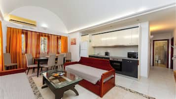 Apartamento em Condomínio Fechado, 3 quartos (Free Car Rental , 8 People) | Cozinha privada | Um frigorífico/congelador grande, um micro-ondas, um forno