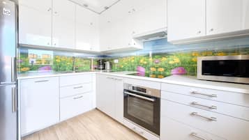 Apartamento (25, ul. Morska 10) | Cozinha americana privada | Geladeira, cooktop, chaleira elétrica