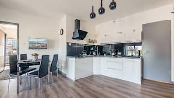 Apartamento (H 10) | Cozinha privada | Um frigorífico, uma placa de cozinha, uma chaleira elétrica