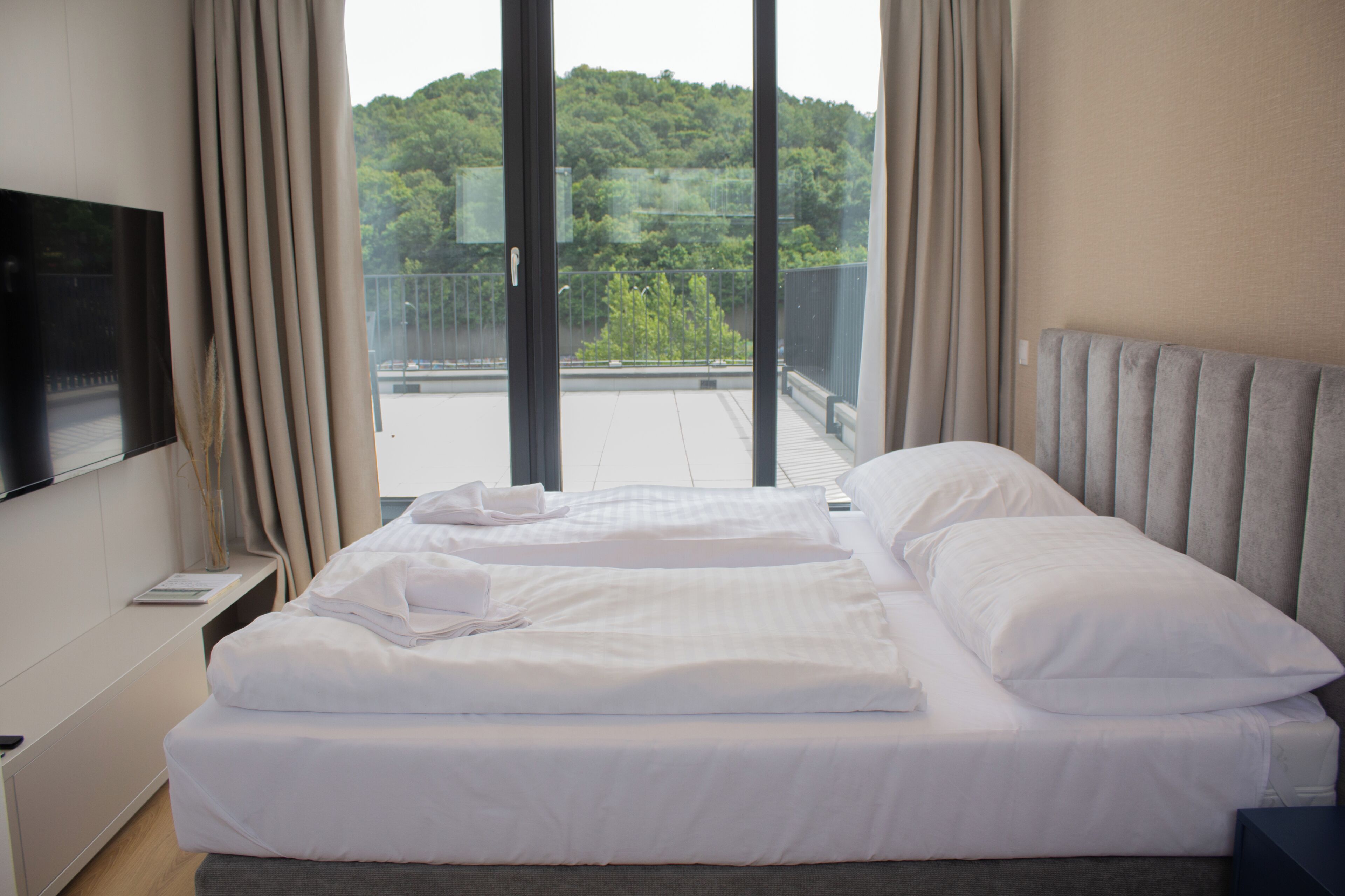 Apartamento Superior, Vista para a cidade | Secretária adequada para computadores portáteis, Wi-fi grátis 