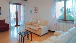 Apartamento, 3 quartos | Área de estar