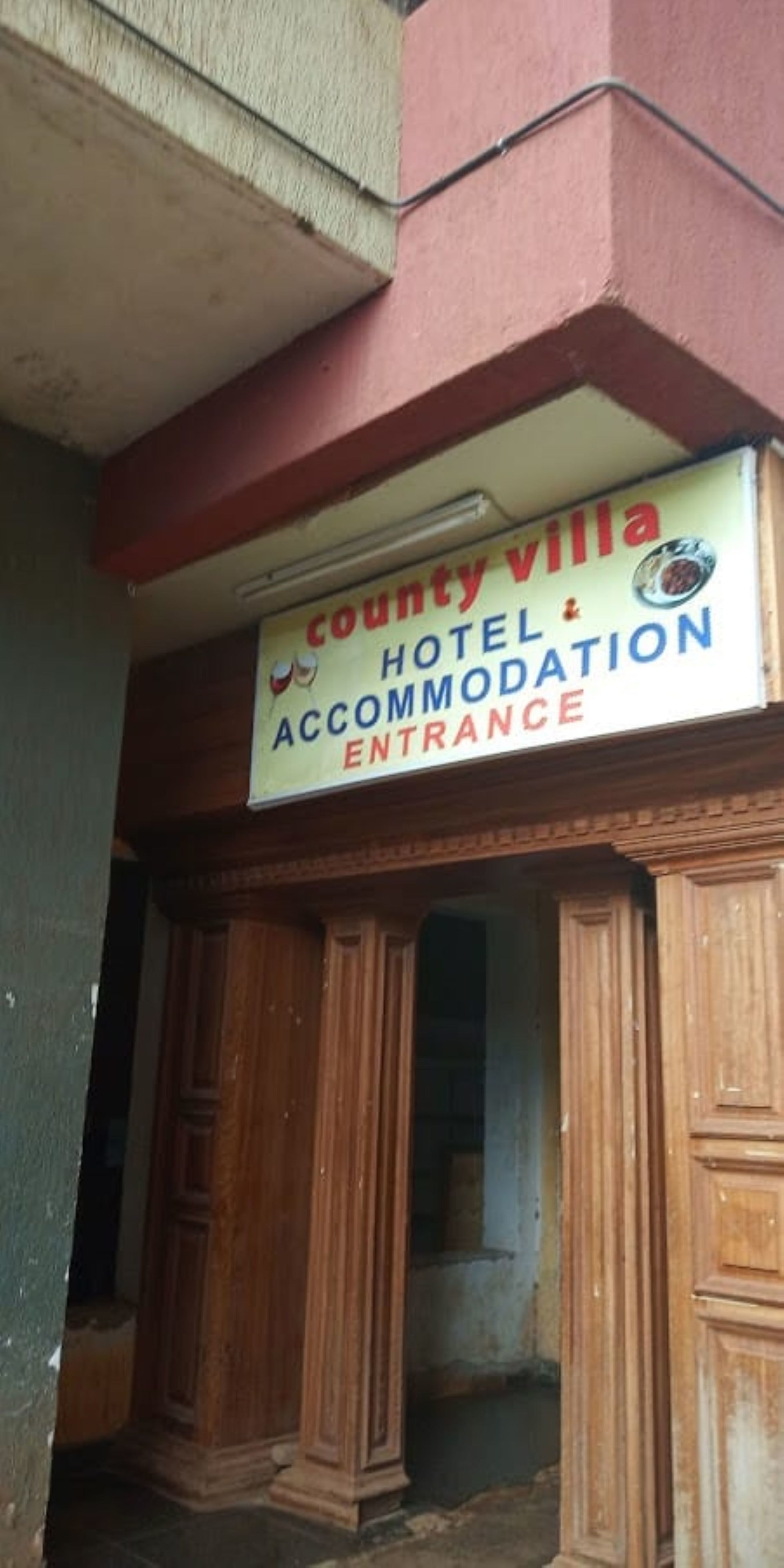 Placa de entrada do Hotel County Villa & Acomodações.