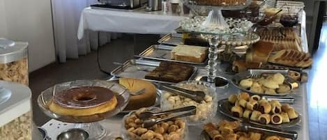 Café da manhã com buffet grátis todos os dias