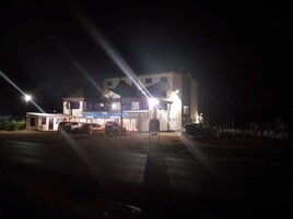 Fachada do alojamento (tarde/noite)